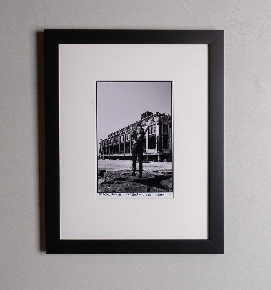 Courtney Barnett (Sea.Hear.Now, 2022) Framed 8x10 – Transparent Clinch ...