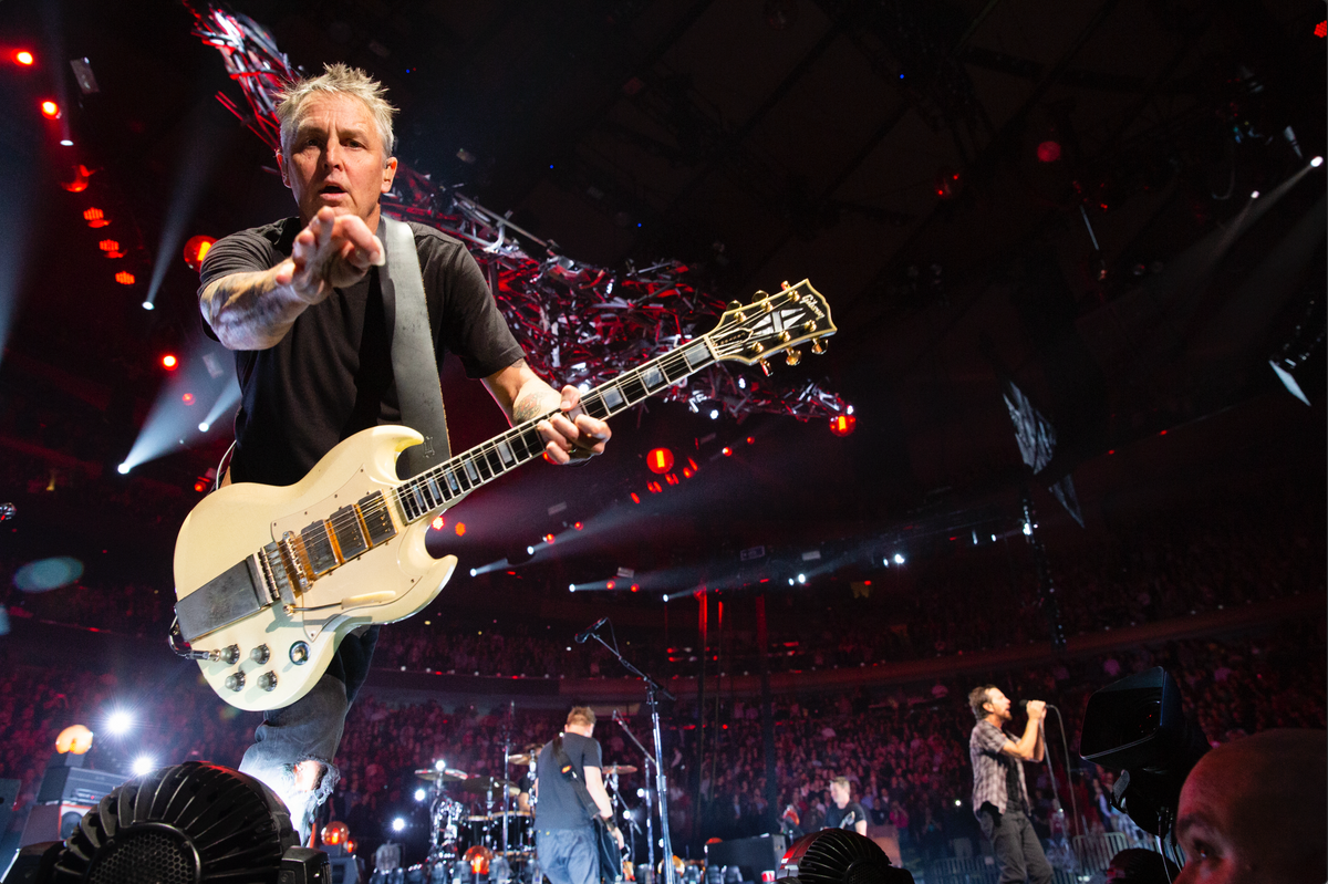 Mike McCready (Madison Square Garden, 2016) – Transparent Clinch Gallery