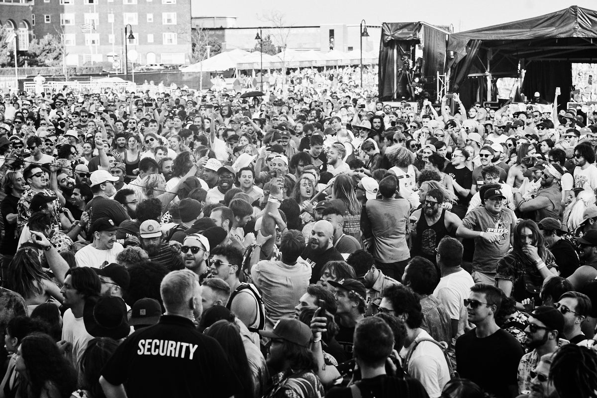 Crowd (Sea.Hear.Now, 2022) – Transparent Clinch Gallery